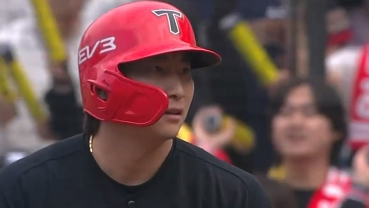 다음스포츠 | [KIA vs 삼성] KS4 가볍게 스윙! 무사 만루 만드는 나성범!