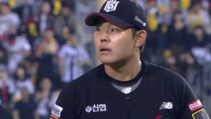 다음스포츠 | [KT vs LG] 준PO5 3구 삼진을 곁들인 소형준 깔끔한 삼자범퇴!