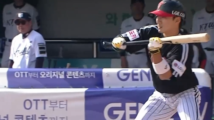 다음스포츠 | [LG vs KT] 준PO4 득점권 기회는 내 배트 끝에서 신민재 기습 희생번트!