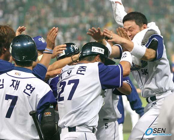 [사진]역전의 일등공신이 되서 맞는(?) 이호준