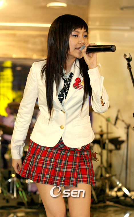 [사진]노래하는 '인형녀'