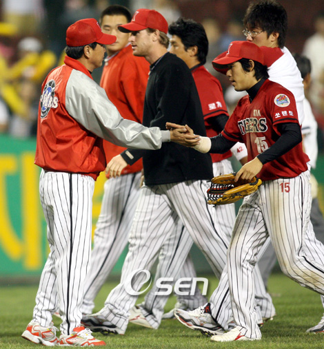 [사진]서정환,'어제 오늘 잘들 했다!'