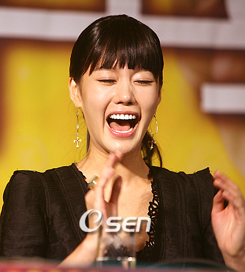 [사진]박장대소 하는 김아중