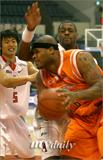 부산 KTF, 단독 2위 도약..SK '6연패'