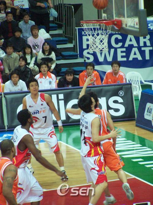 KCC 4연패 탈출, KTF 예상 밖 대승(종합)