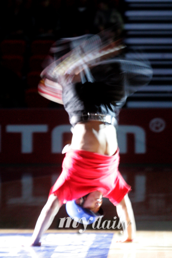 [MD포토] KBL 축하공연..B-BOY들의 현란한 몸동작