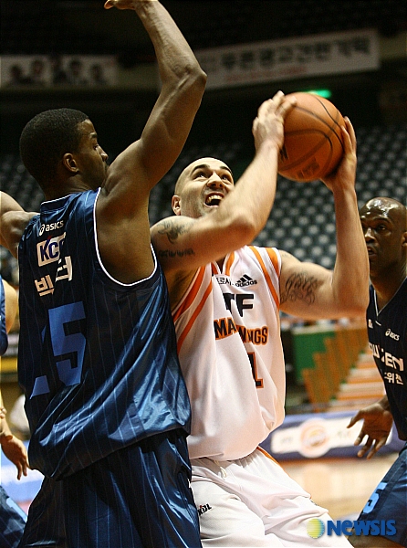 KCC, 킬링스워스 맹활약으로 KTF 제압