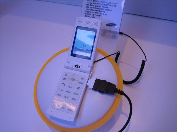 삼성, SKT 공급 3G HSDPA 단말기 선보여