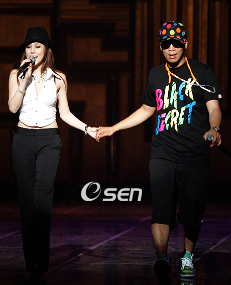 [사진]아이비, MC몽 손 꼭 잡고 듀엣
