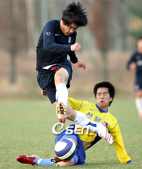[사진]최철순,'태클 피하는 것도 기술이야'