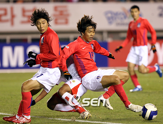 [사진]찬스를 놓치며 넘어지는 박주영