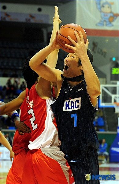 KCC, SK 막판추격 제치고 3점차 승리