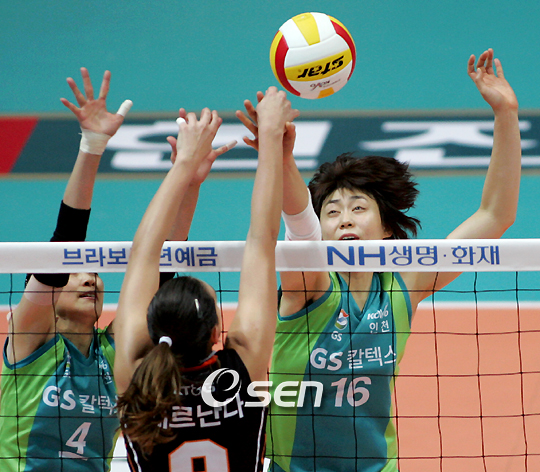 [사진]어느 쪽 코트로 볼이 떨어질까?