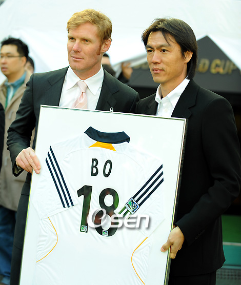 [사진] 홍명보, LA 갤럭시 유니폼 선물 받았네!