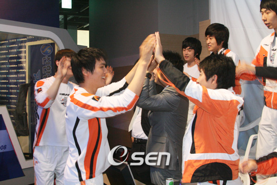 '이영호 맹활약' KTF, 난적 STX 꺾고 2연승 '1위 등극'