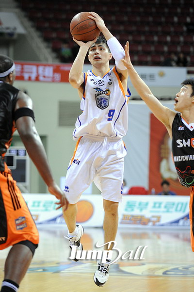 주희정·챈들러 54득점 KT&G, KTF 힘겹게 꺾어