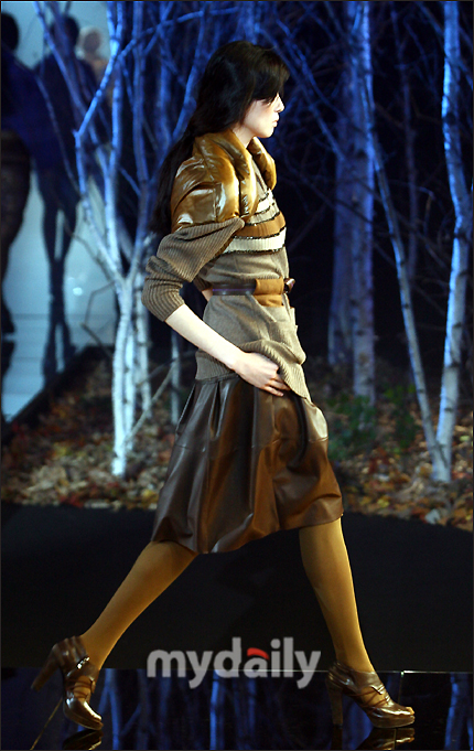 [MD포토] 모델의 힘찬 워킹 (루비나 패션쇼)