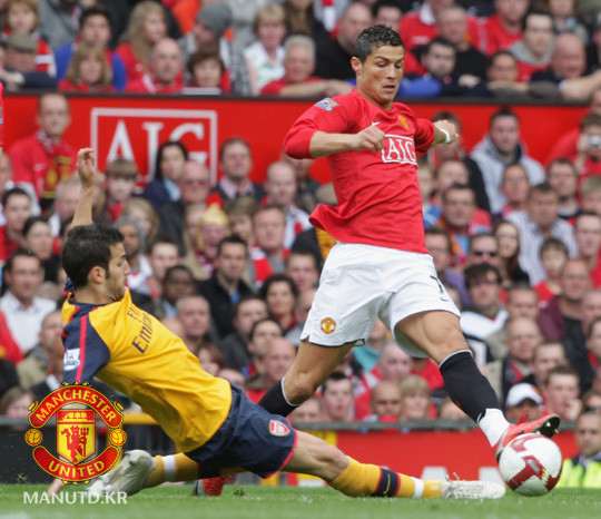 [EPL 37R] '박지성 교체 출전' 맨유, 아스널과 0-0 무승부..리그 3연패 달성