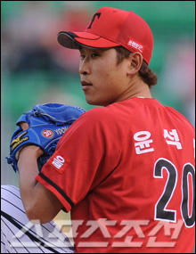 KIA 윤석민, WBC 영웅 봉중근과 맞대결서 첫 선발승