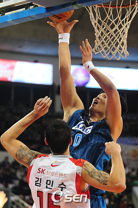 '존슨 17점' KCC 완승, SK 13연패