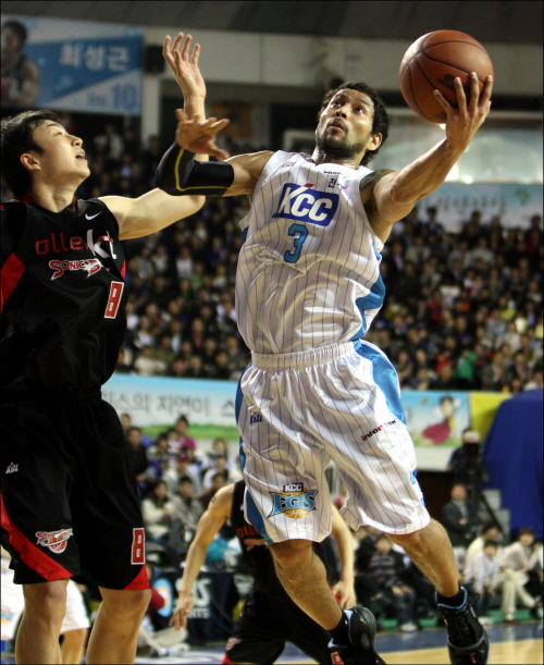 '전태풍 17점6AS' KCC, KT 격파 "1승 남았다"