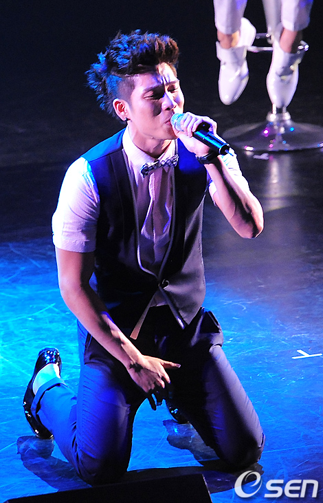 [사진]2AM 창민, '무릎꿇고 애절하게'