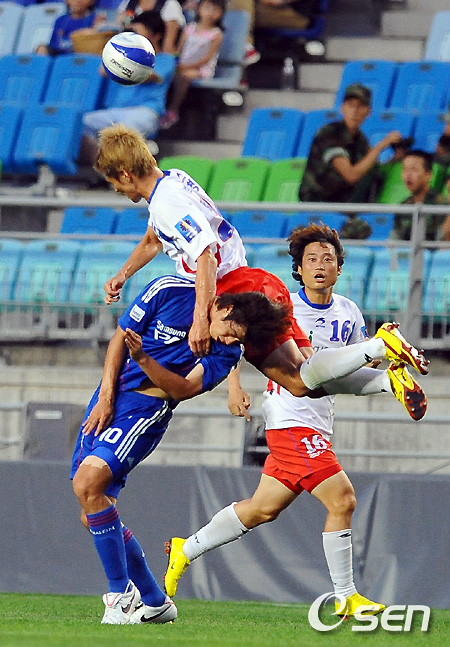 [사진]하태균-박병주, '그라운드 위 기마전?'