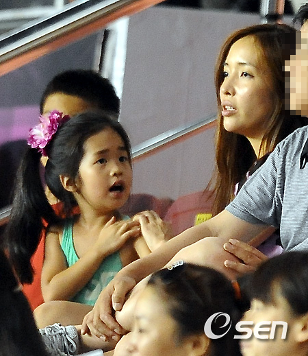[사진]'경기장 찾은 설기현 아내와 아이들'
