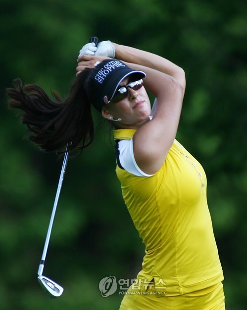 아이언 티샷하는 마리아 베르체노바