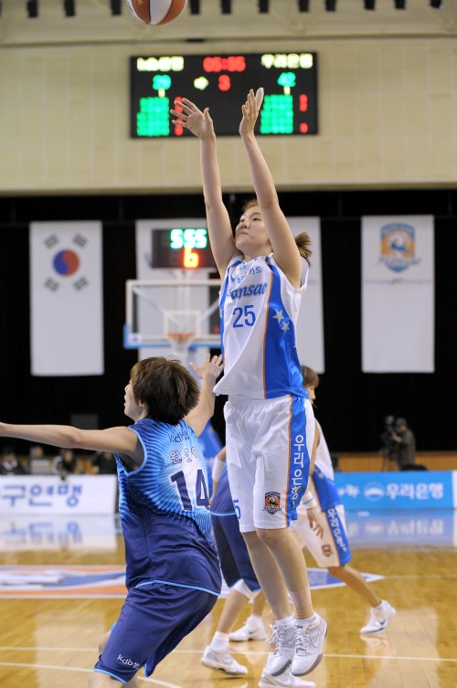 [WKBL] 우리은행, kdb생명 꺾고 5연패 탈출