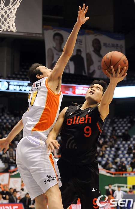 [사진]조동현,'슛블록 피해 재치있게'