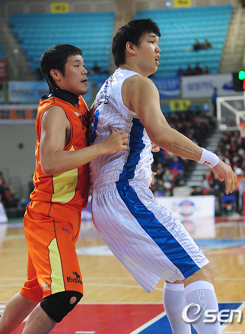 [사진]서장훈-하승진,'볼다툼 치열하네'