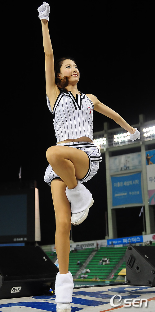 [사진]귀여운 율동 선보이는 LG 치어리더