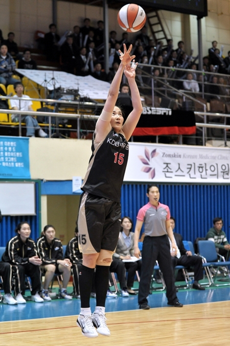 '신정자 19점' KDB생명, KB스타즈에 시즌 첫 승