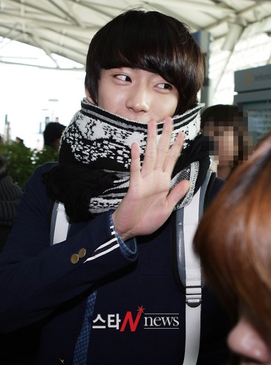 [포토] B1A4 공찬 '팬들에게 손인사 하고~'