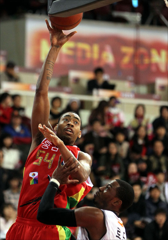 다니엘스 위력 봤지? KGC인삼공사, KT에 25점차 대승