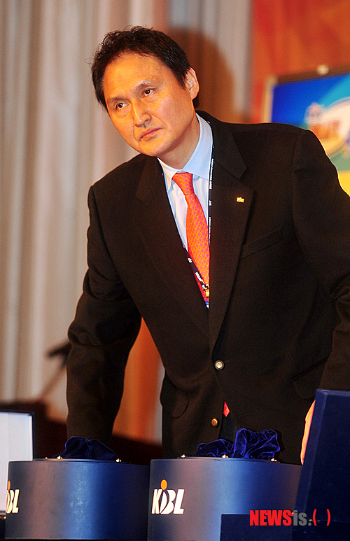 순위뽑는 안준호 KBL 경기이사