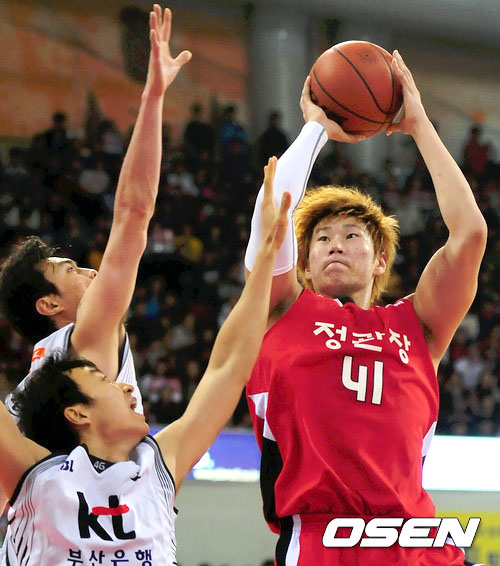 '오세근 16점 11R' 인삼공사, 4강 PO 선승..KT 격파