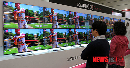 LG 3DTV 감상하는 관람객들