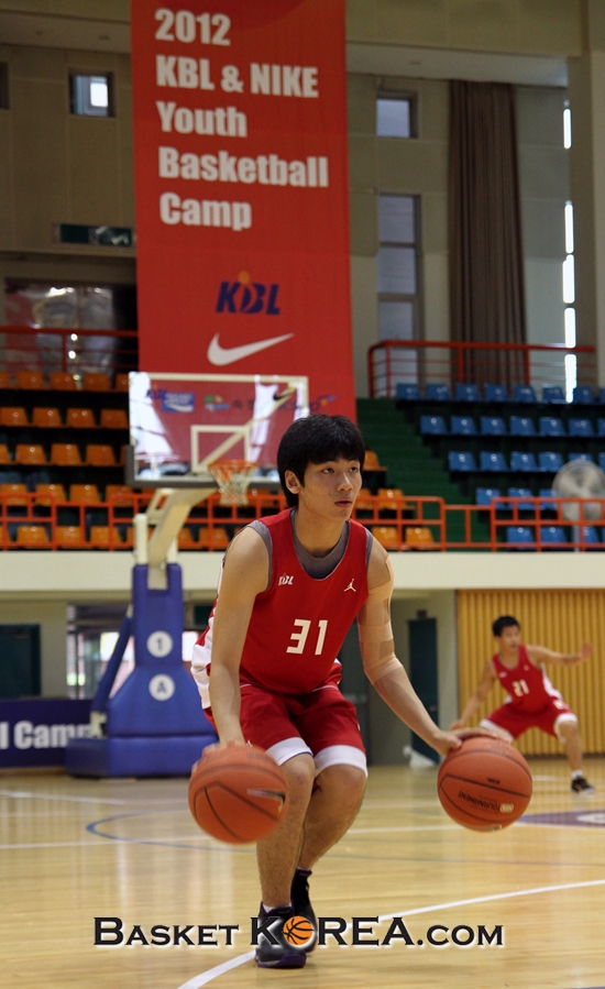 [BK포토] 부산 중앙고 천기범, '드리블도 집중해서'