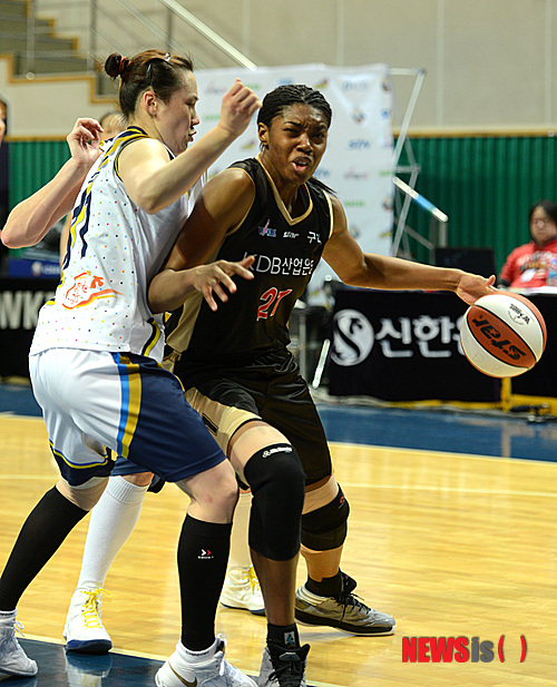 [WKBL]KDB생명 '외국선수 있으니 하은주 수비 수월하네'