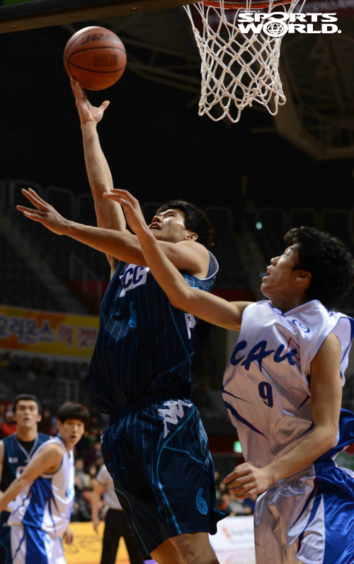 [SW포토] 슛하는KCC 호동규