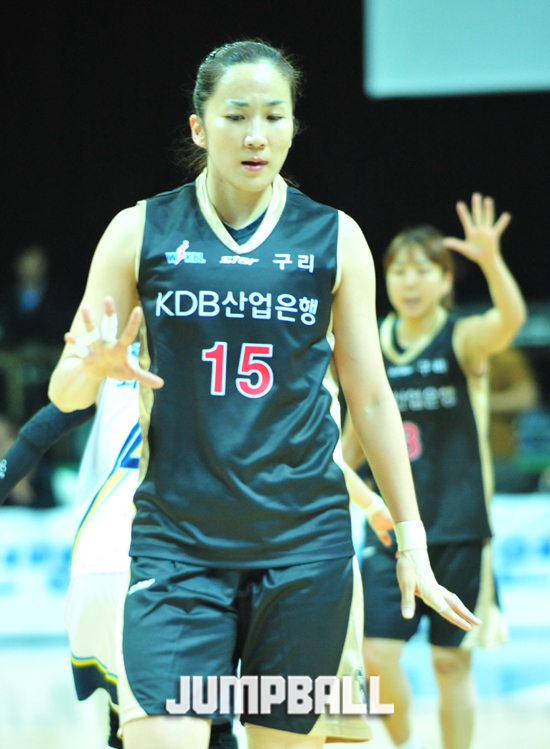 '신정자 맹활약' KDB생명, KB잡고 2연승 행진