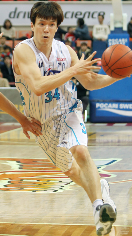 '김효범 30점 폭발' KCC, KT 제압하고 2연패 탈출