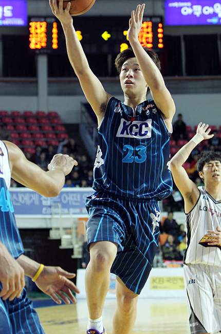KCC, 연장 접전 끝 LG 제압.. 7연패 탈출