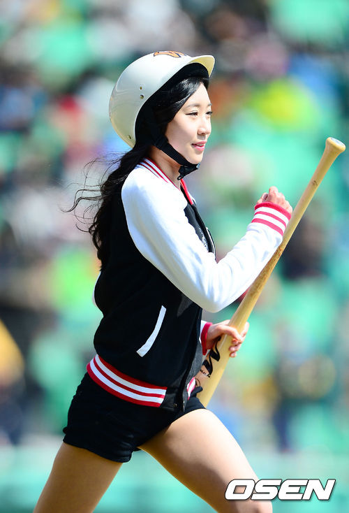 [사진]SK 배트걸,'봄 바람을 가르며'