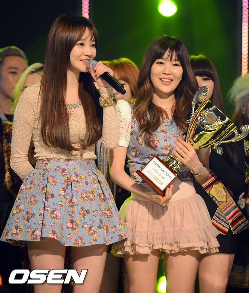 [사진]챔피언송 수상 다비치,'싱글벙글'