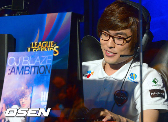 [사진]CJ 블레이즈 강찬용,'롤챔스 16강전 여유로워요'