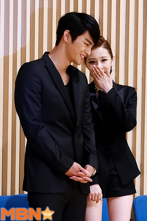 [MBN포토] 서인국-김유리, '무대 뒤에서 쑥덕쑥덕~'