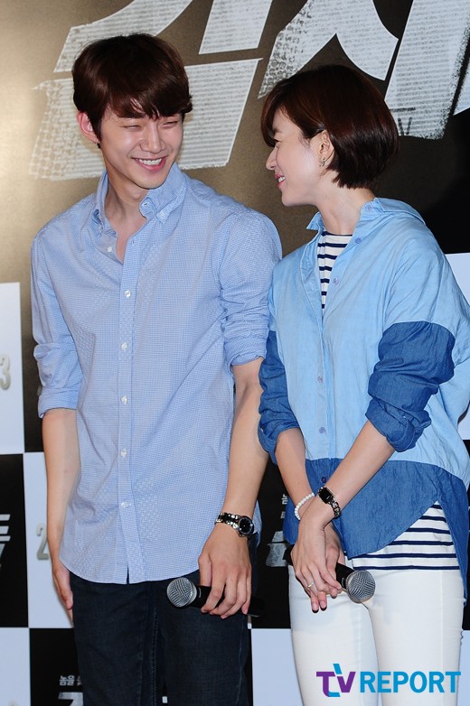 [t포토] 이준호 한효주 다정하게 속닥속닥~ 감시자들